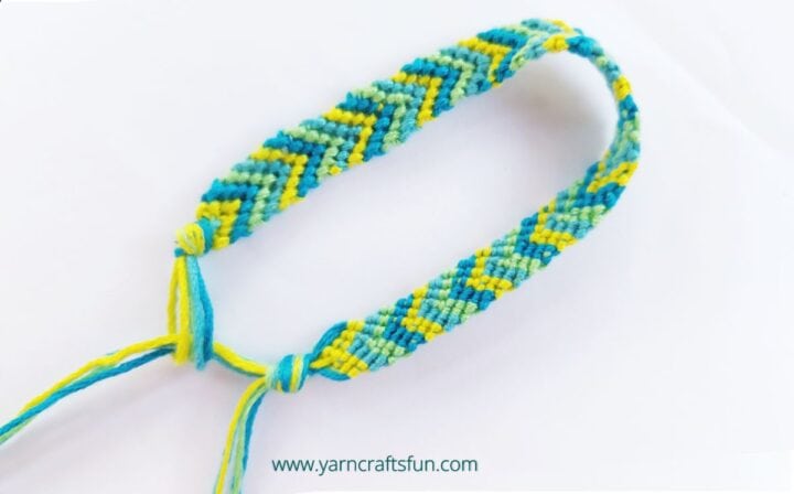 Easy Chevron Friendship Bracelet Pattern - yarncraftsfun.com